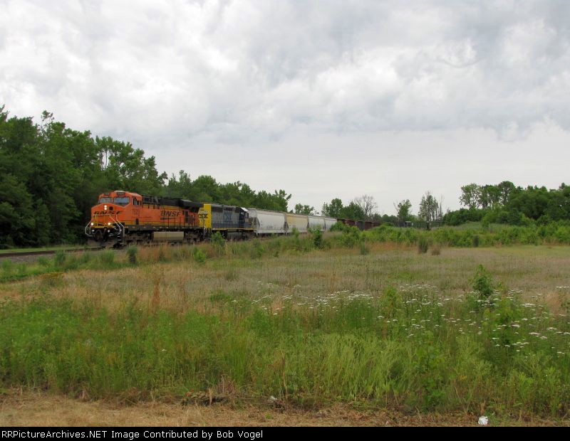 BNSF 7523 and CSX 8830
